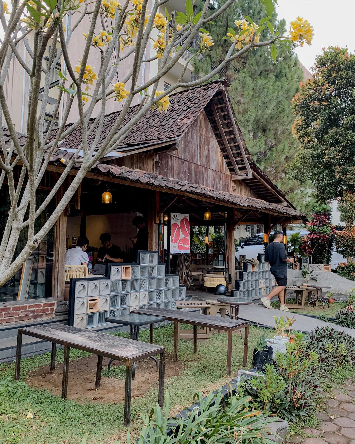 Rekomendasi Cafe Outdoor di Bandung, Juara Nuansa Hijau! - Darahkubiru