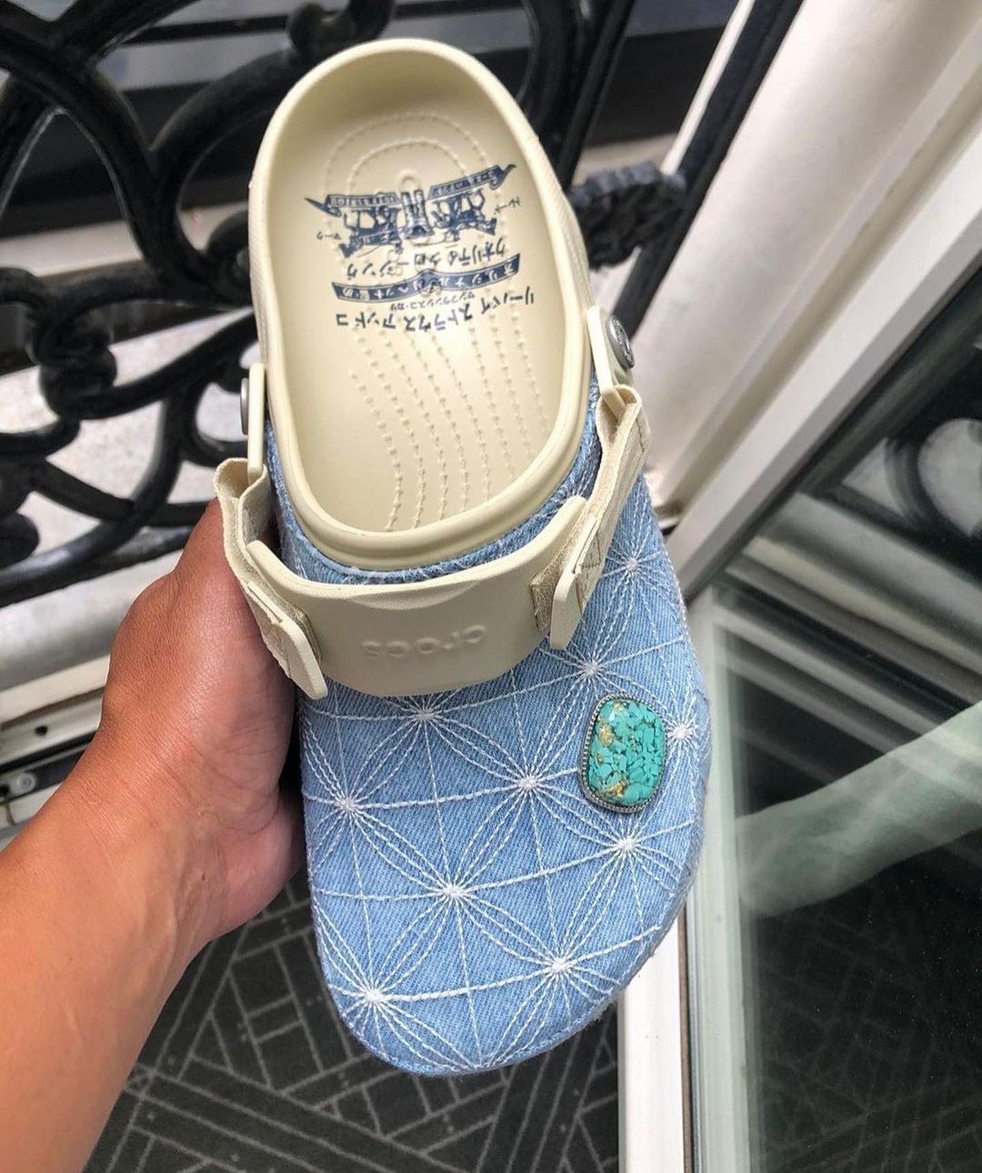 Teaser Levi's x Crocs All-Terrain Clog "Sashiko Denim" - Darahkubiru